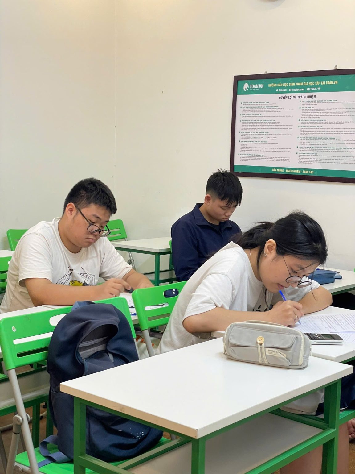 Cha mẹ chuẩn bị ôn thi cho con từ hè giúp con vững bước năm học mới ...